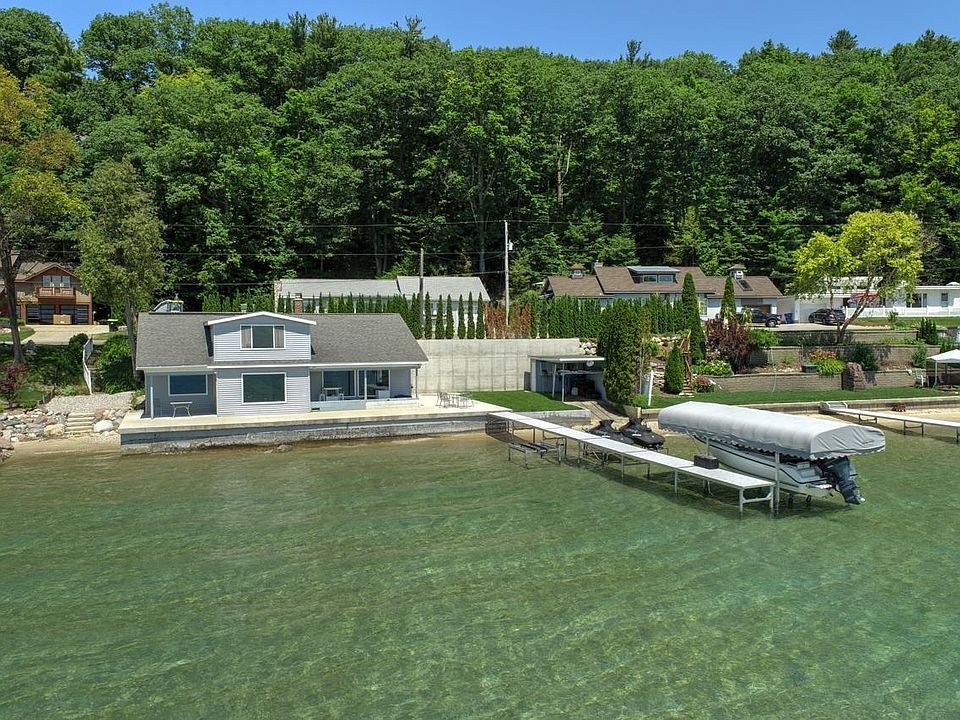 10602 Bluff Rd, Traverse City, MI 49686 | MLS #1897682 | Zillow