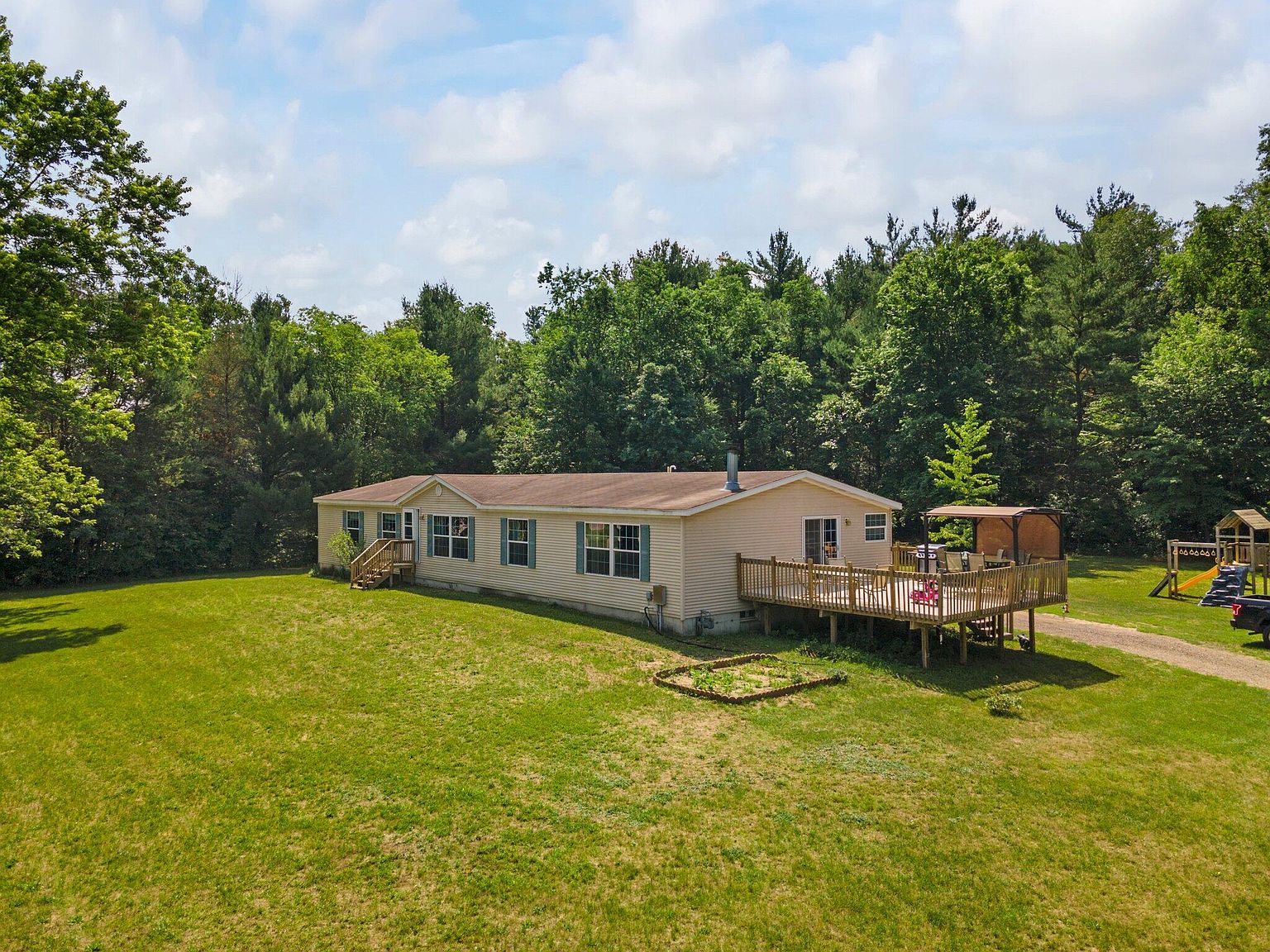 417 W Chestnut St, Howard City, MI 49329 | Zillow