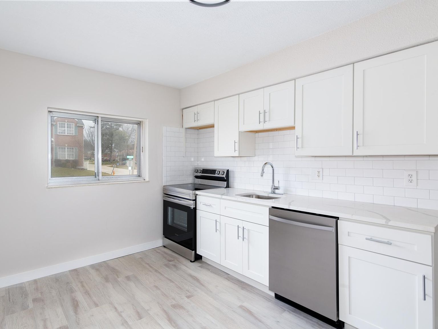 7026 Heege Rd APT 206, Saint Louis, MO 63123 | Zillow