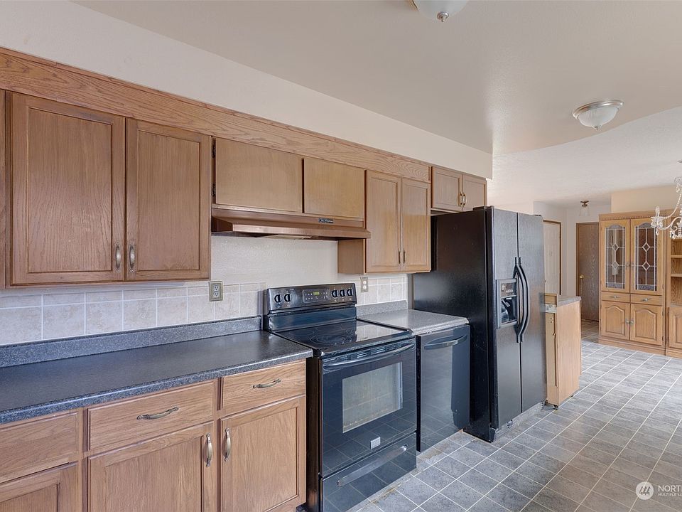 2235 34th Avenue, Longview, WA 98632 | Zillow