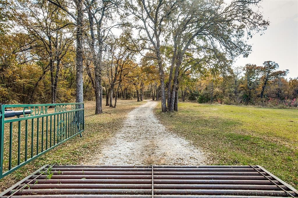 340 Lakeview Dr, Valley View, TX 76272 | Zillow