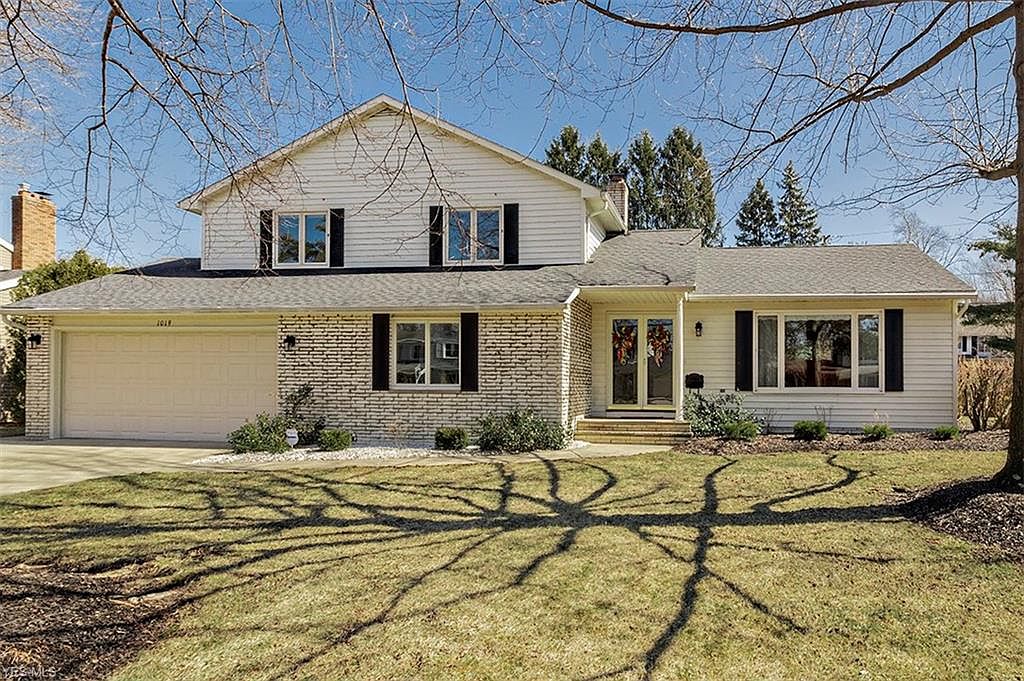 1019 Pinewood Cir, Lyndhurst, OH 44124 | Zillow
