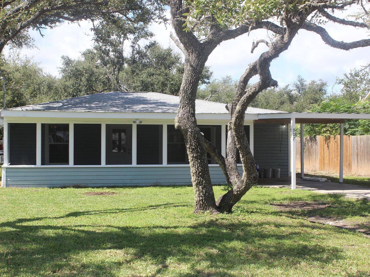 907 N Kossuth St, Rockport, TX 78382 | Zillow