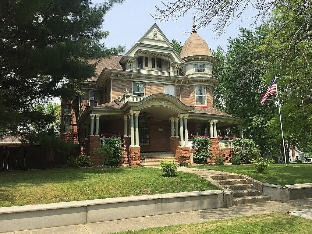 320 E 2nd Ave, Monmouth, IL 61462 | Zillow