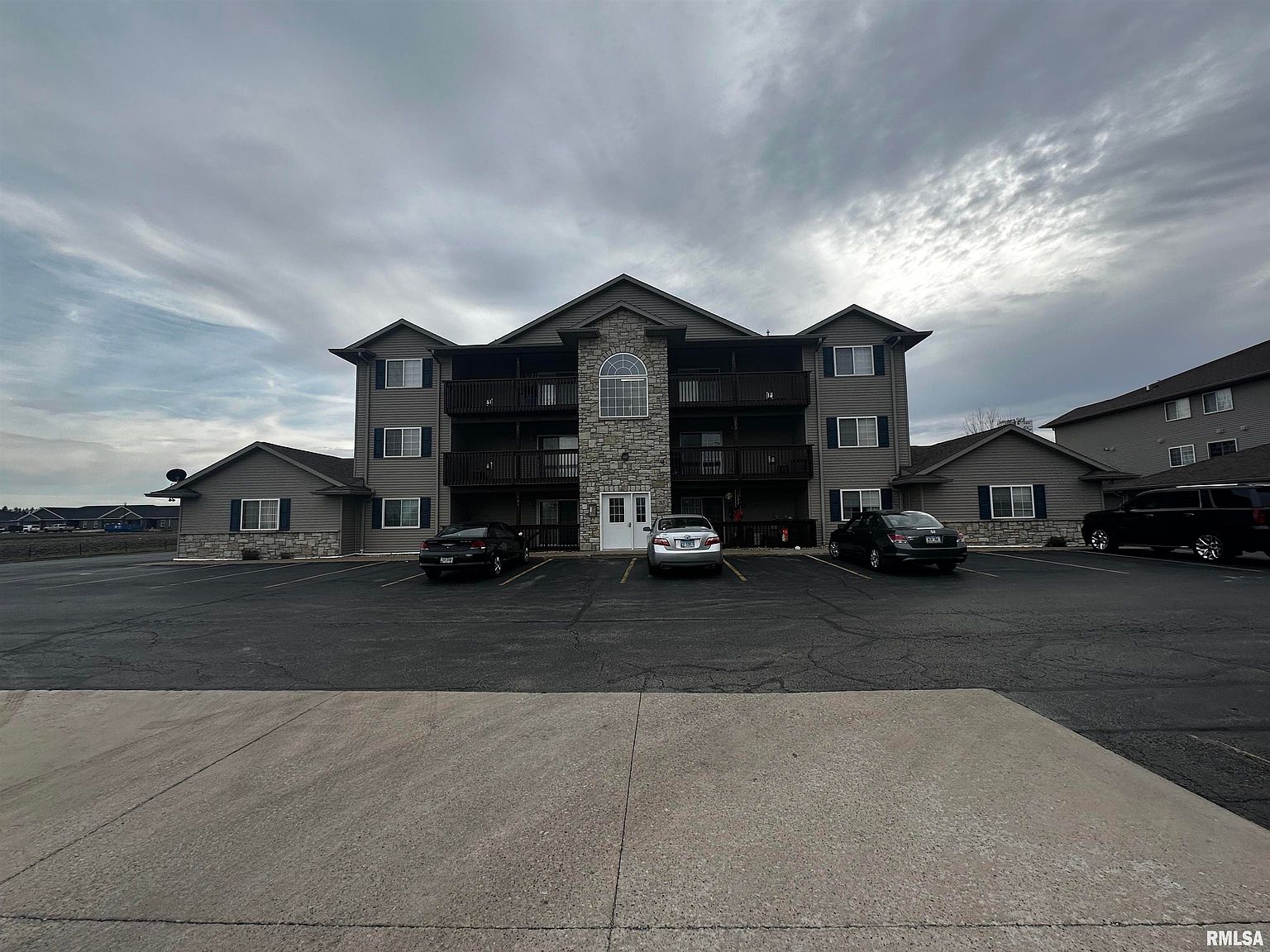 213 E Price St UNIT 202, Eldridge, IA 52748 | Zillow