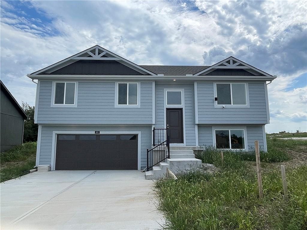 801 SE Dry Creek Dr, Oak Grove, MO 64075 | MLS #2476603 | Zillow