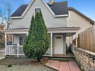 18 Valley Pl, Edgewater, NJ 07020 | MLS #23016195 | Zillow