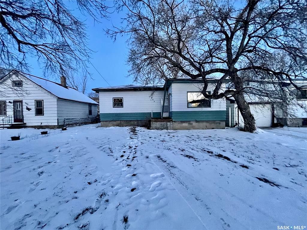 507 1st Ave E, Lampman, SK S0C 1N0 | Zillow