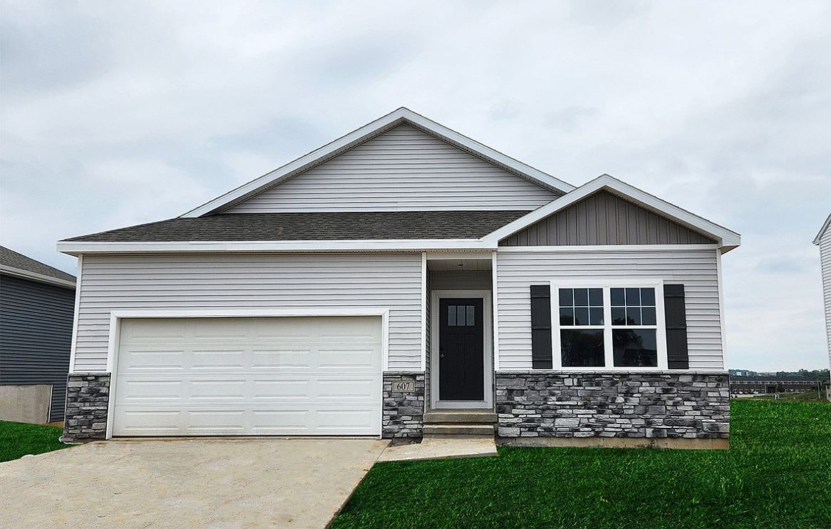 2805 Mary Dr, Hiawatha, IA 52233 | MLS #2404094 | Zillow