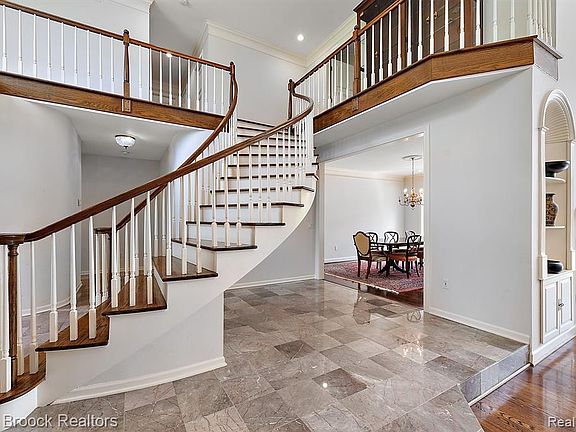 246 Charing Cross Ct, Bloomfield Hills, MI 48304 | MLS #20240032163 ...