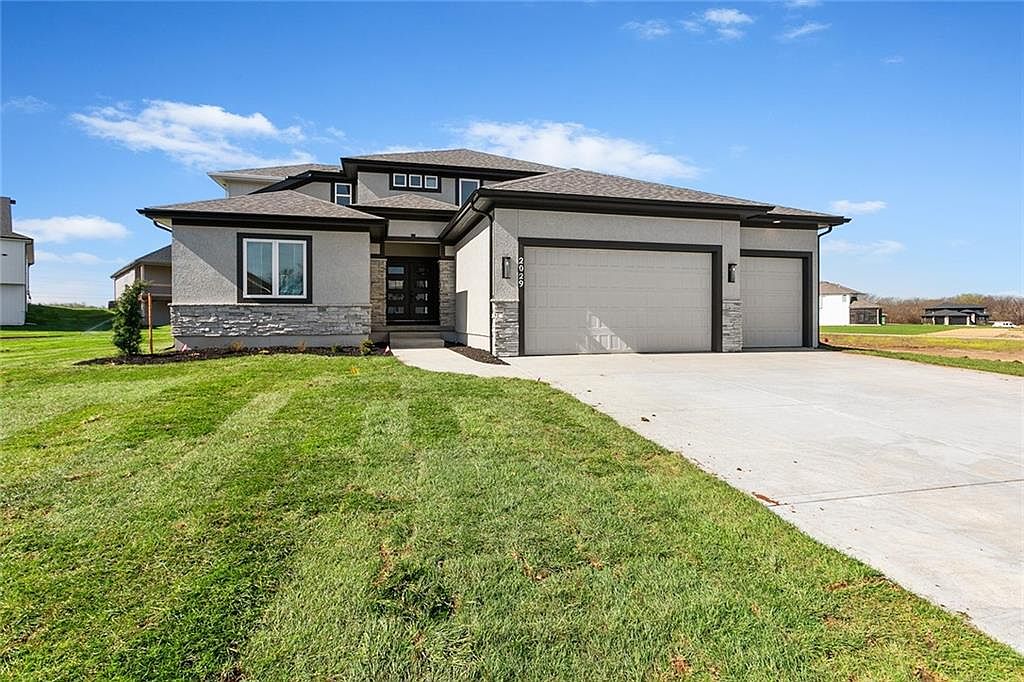 2029 SW Red Barn Ln, Lees Summit, MO 64082 | Zillow