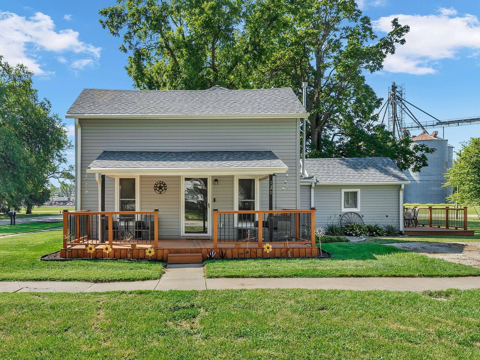 121 E Perry St, Rossville, KS 66533 | Zillow