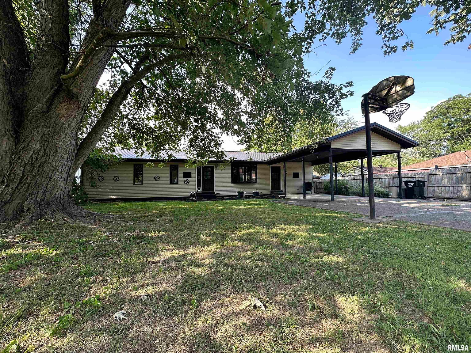 509 1st St, Crossville, IL 62827 | Zillow