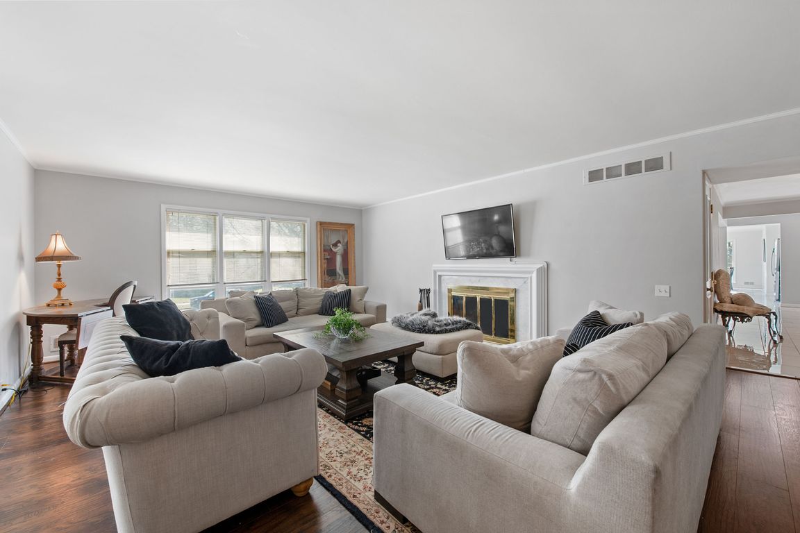 15827 Windmill Pointe Dr, Grosse Pointe Park, MI 48230 | MLS #50136046 ...