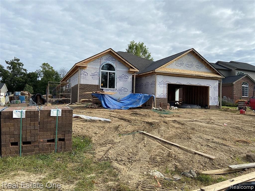 708 Pinecreek Dr, Fenton, MI 48430 | Zillow