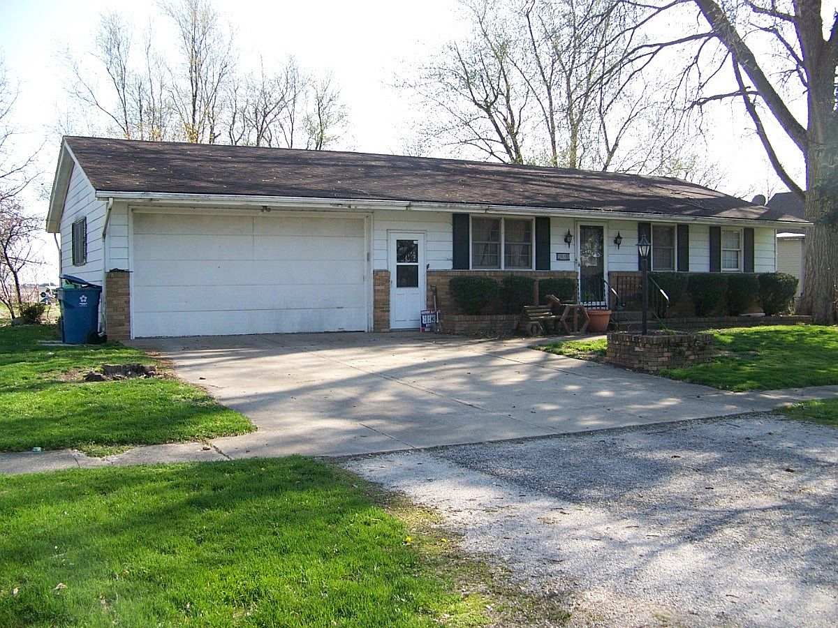 203 W Walter St, Strawn, IL 61775 | Zillow
