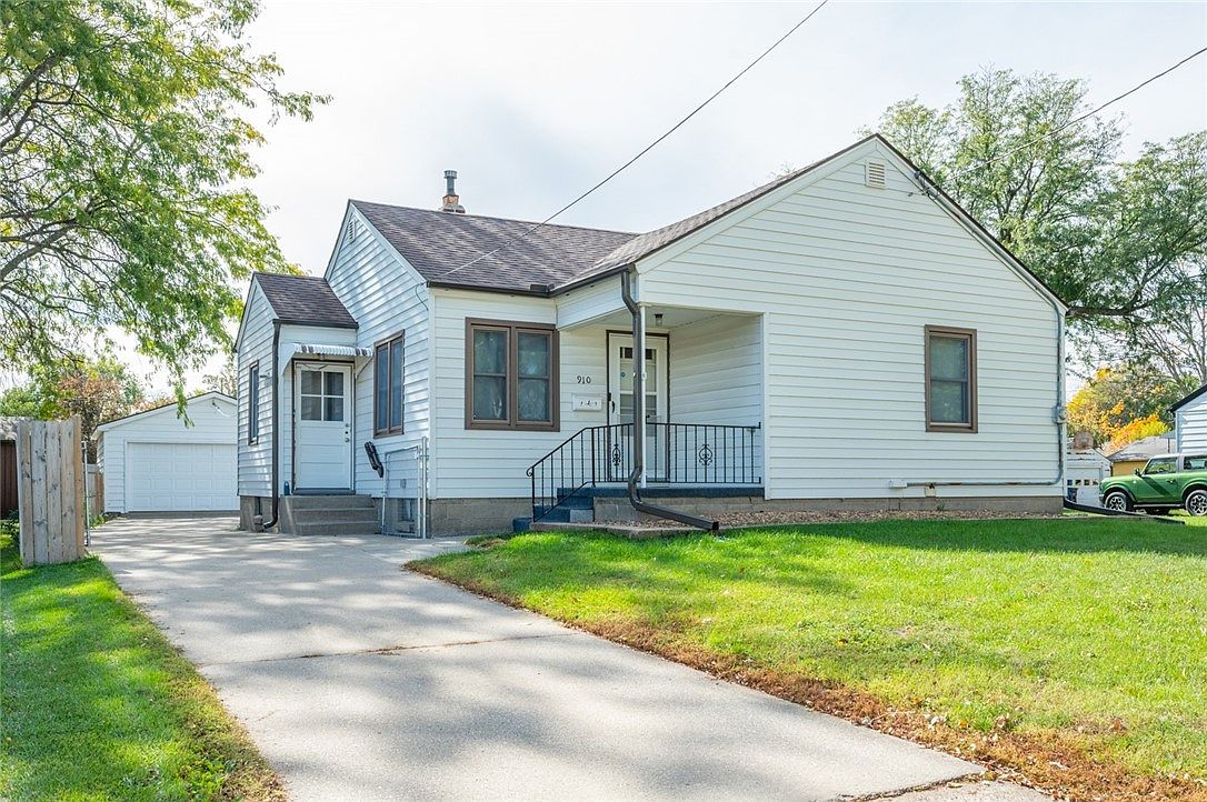 910 Rose Ave, Des Moines, IA 50315 | Zillow