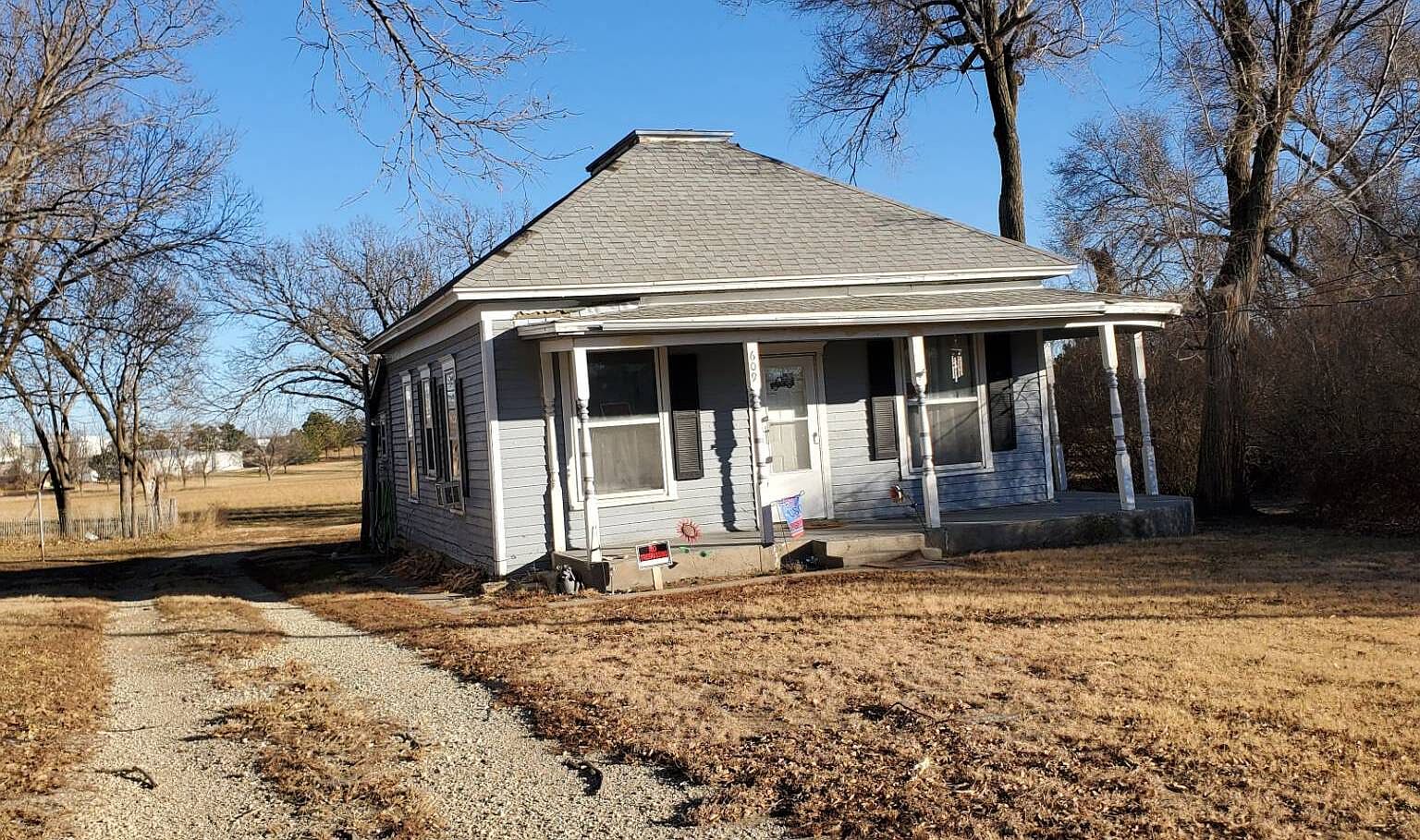 609 Brooklyn Ave, Beloit, KS 67420 | MLS #11043730 | Zillow