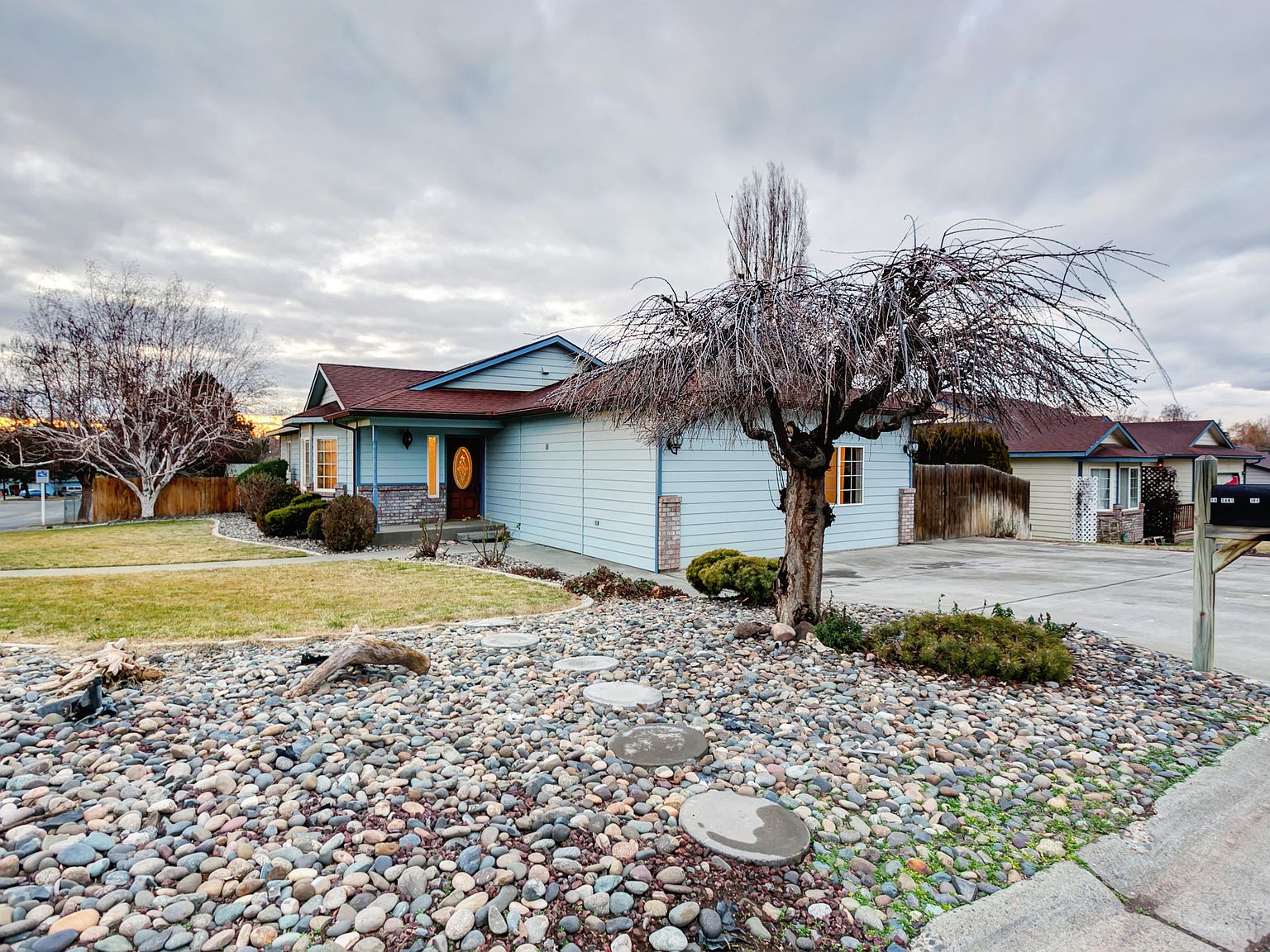 906 Broadview Dr, Grandview, WA 98930 | Zillow