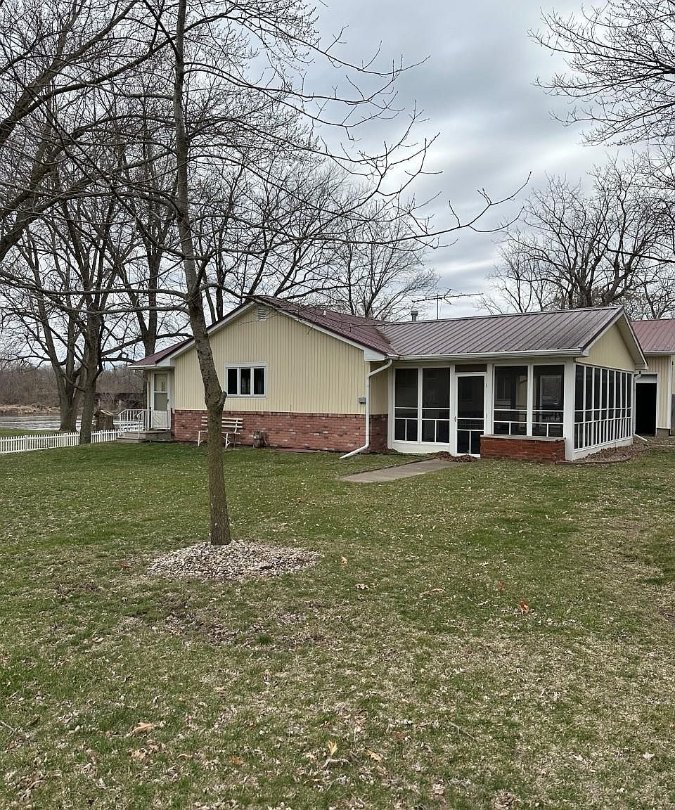 1559 Front St #C, Moscow, IA 52760 | Zillow