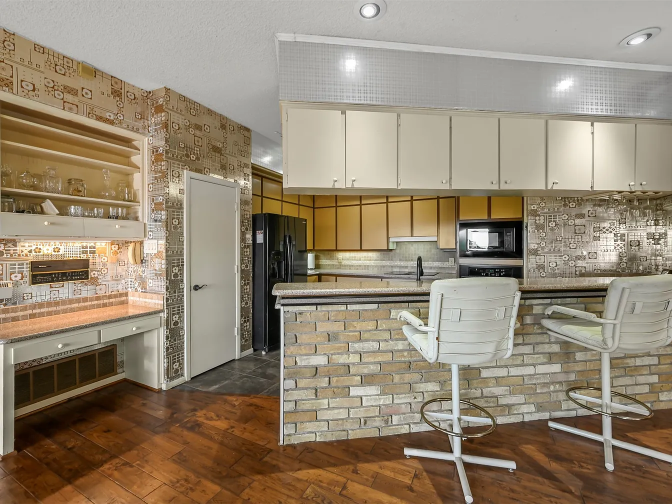 Yes, We’re Throwing Shade on This ‘70s Split-Level Contemporary in ...