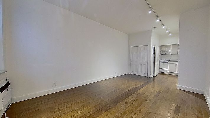 305 Spring St APT 2D, New York, NY 10013 | Zillow