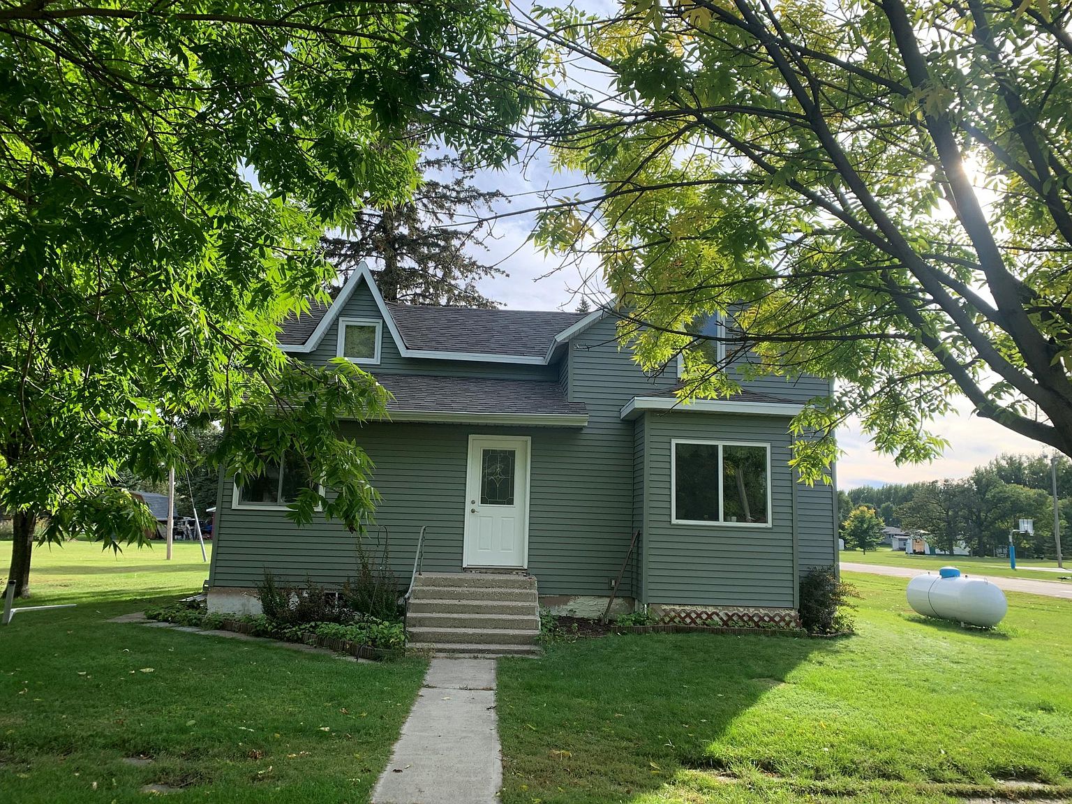 282 W Ramsey St, Pembina, ND 58271 | Zillow