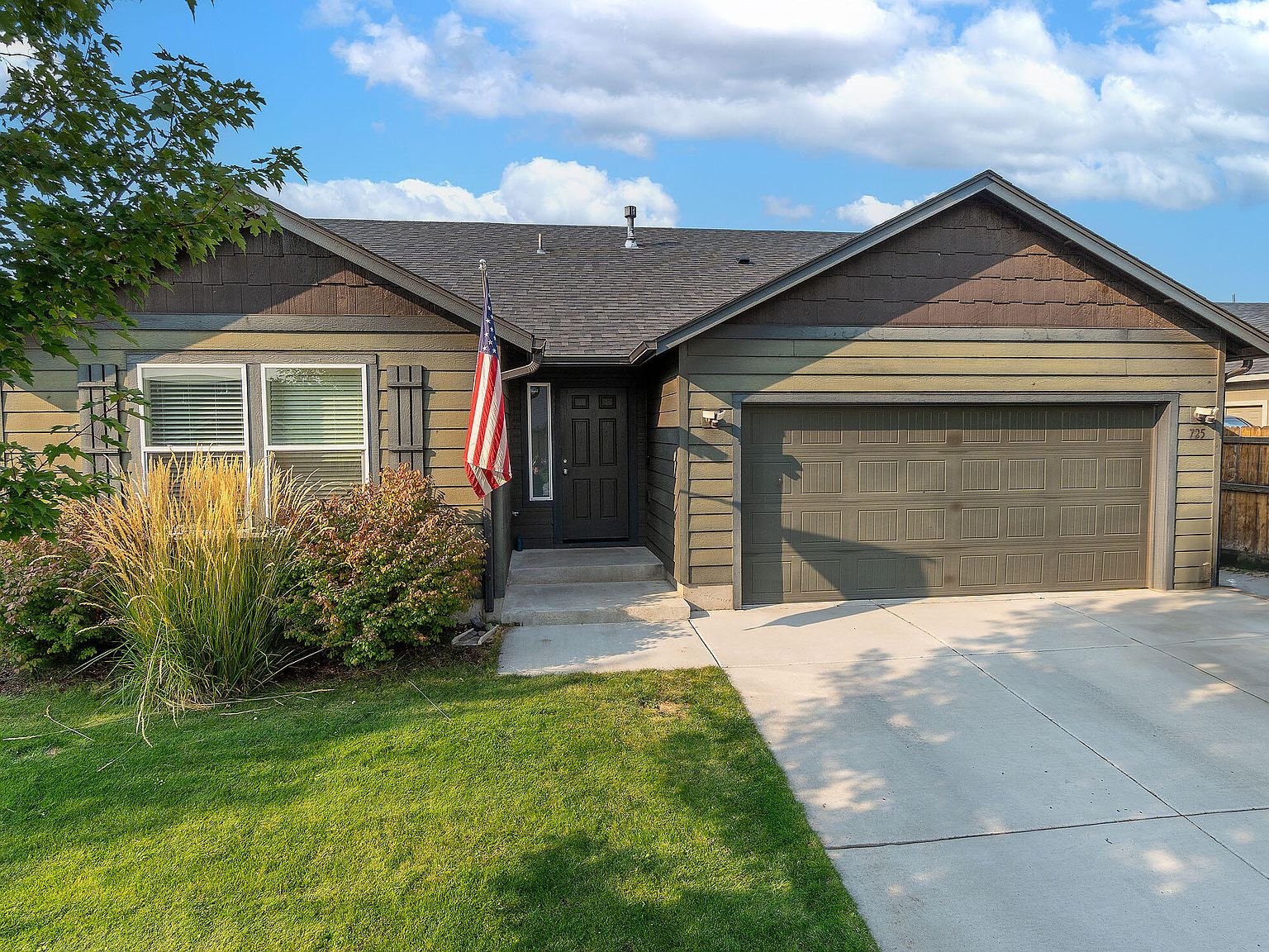 725 NE Redwood Ave, Redmond, OR 97756 | Zillow