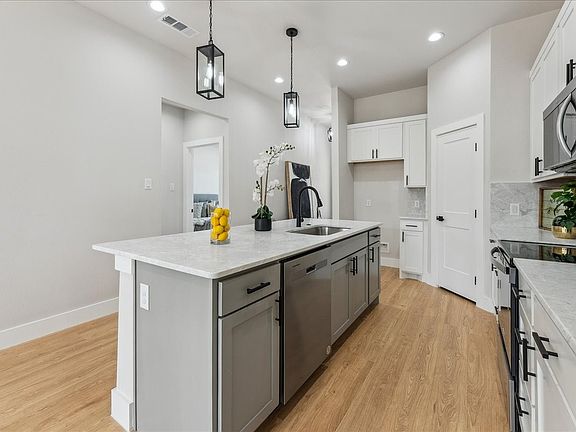 506 Royal St, Cleburne, TX 76031 | MLS #20850577 | Zillow