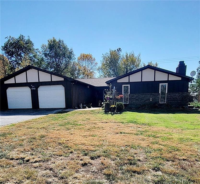 1415 N Walnut Rd E, Iola, KS 66749 | MLS #2460634 | Zillow