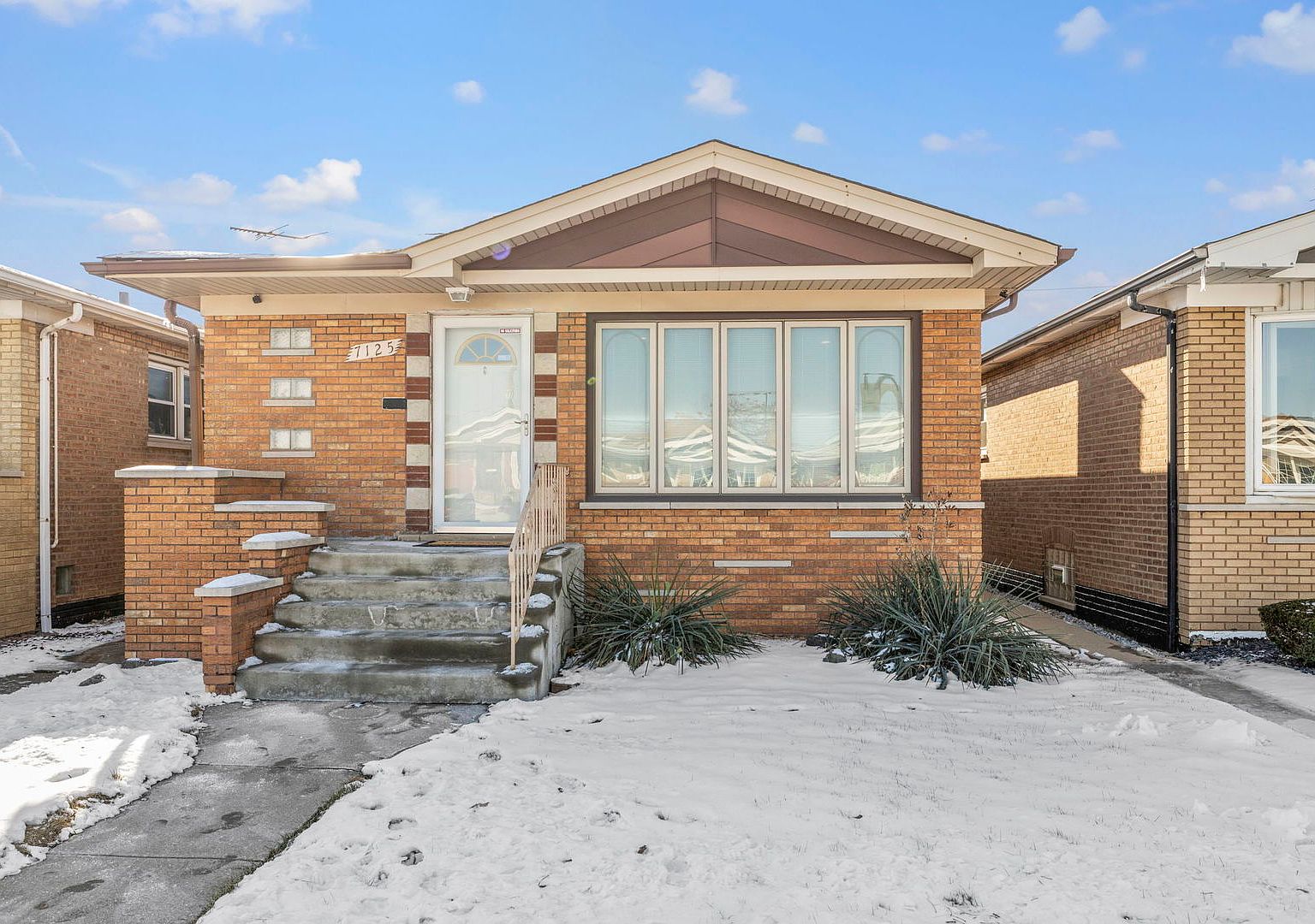 7125 W 64th St, Chicago, IL 60638 | Zillow