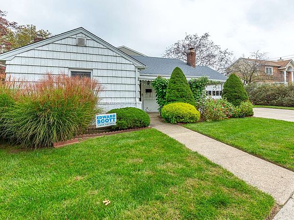 12 Deepdale Parkway, Albertson, NY 11507 | Zillow