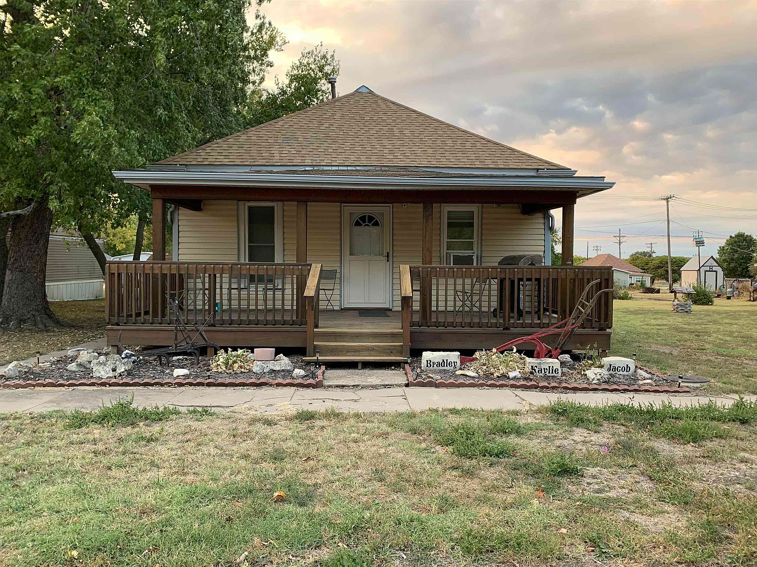 211 N Main St, Dexter, KS 67038 | Zillow