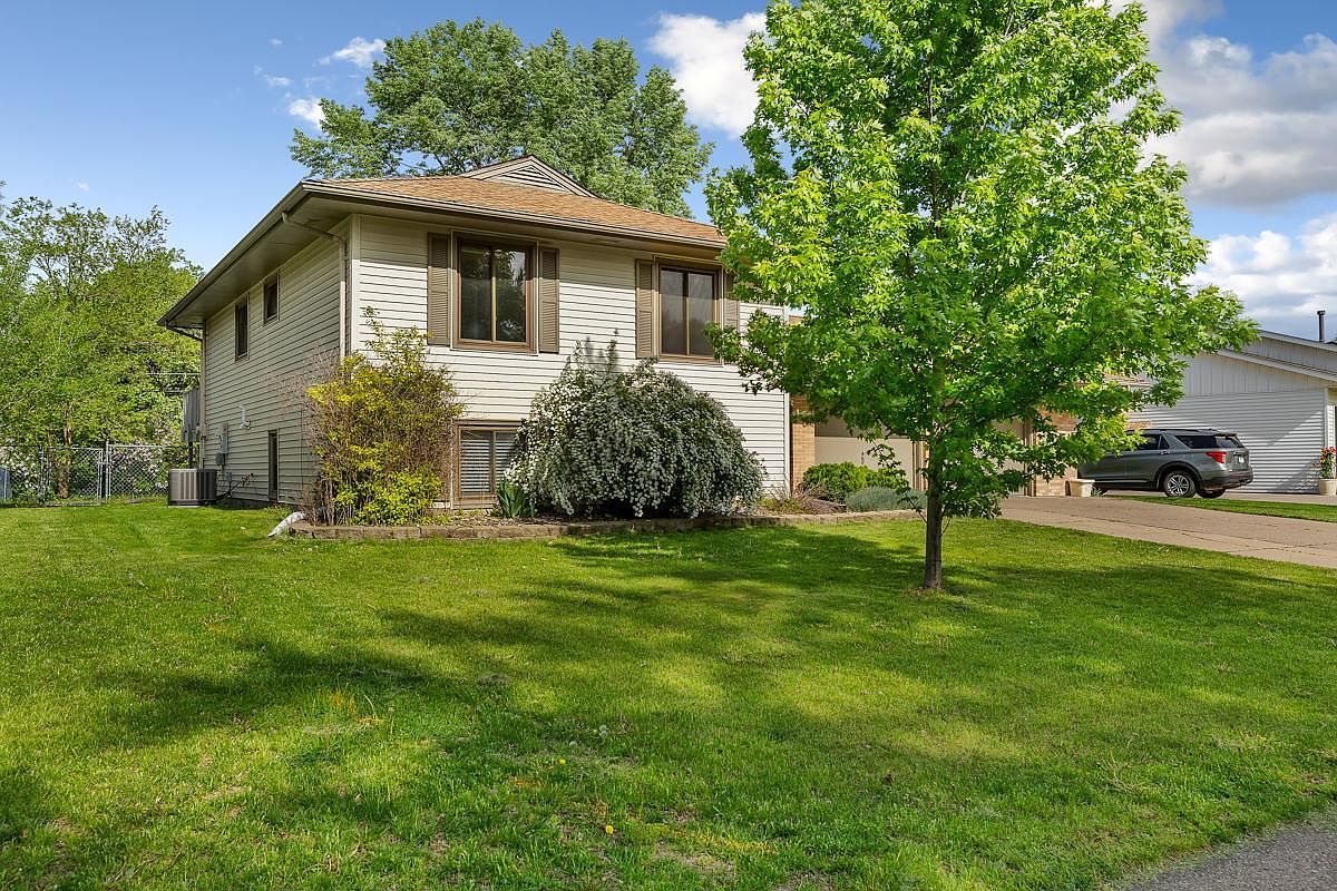 925 Redwell Ln, Apple Valley, MN 55124 | Zillow