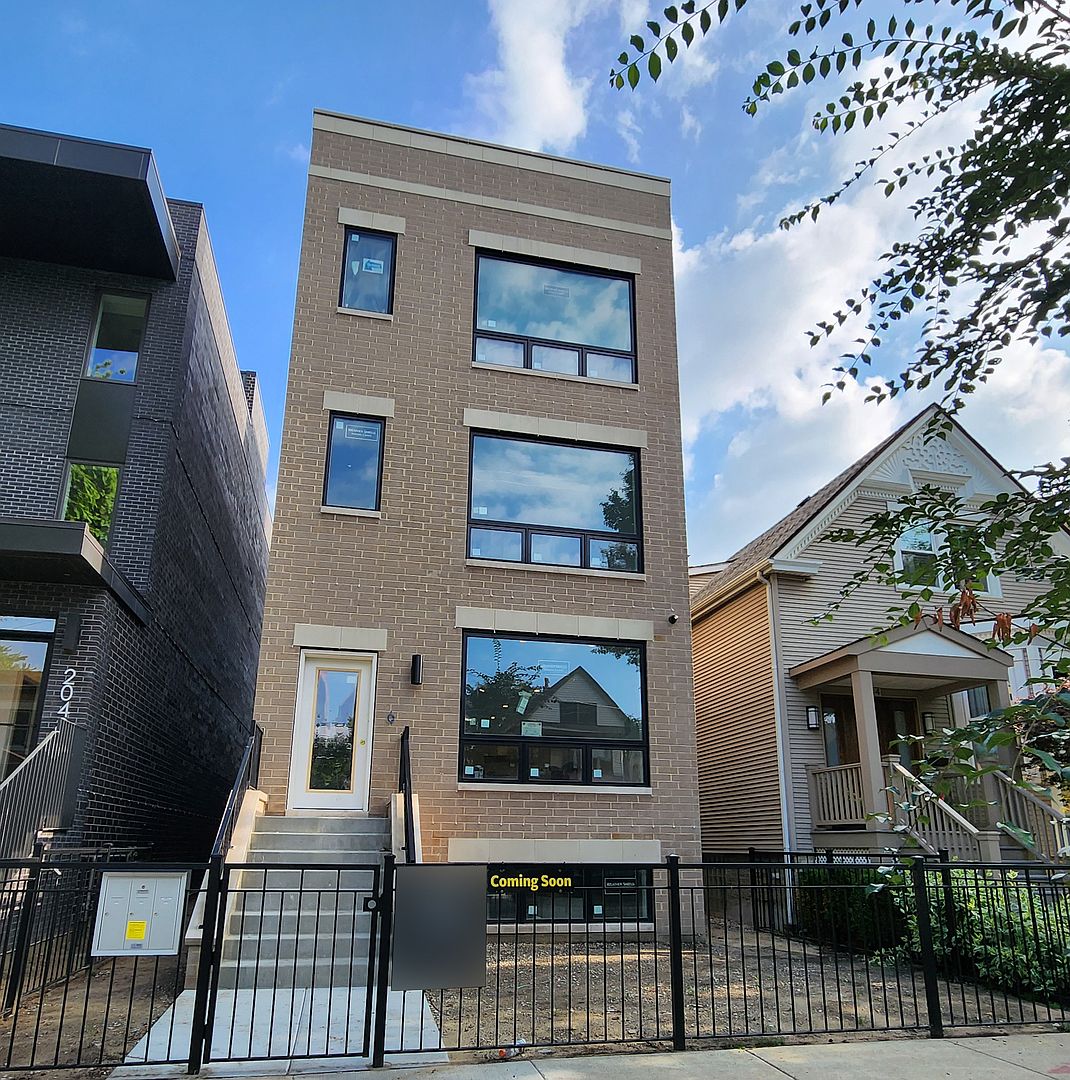 2046 W Addison St #1, Chicago, IL 60618 | Zillow