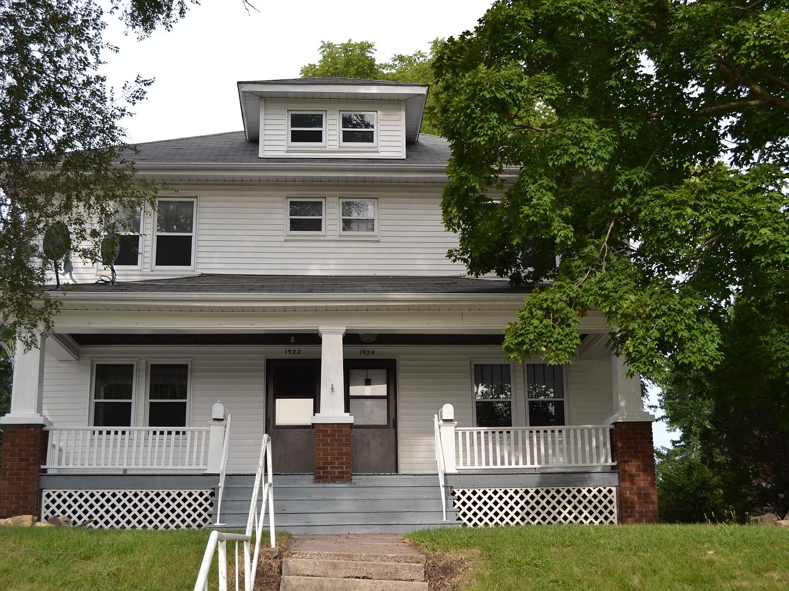 1922 Warren St, Davenport, IA 52804 | Zillow