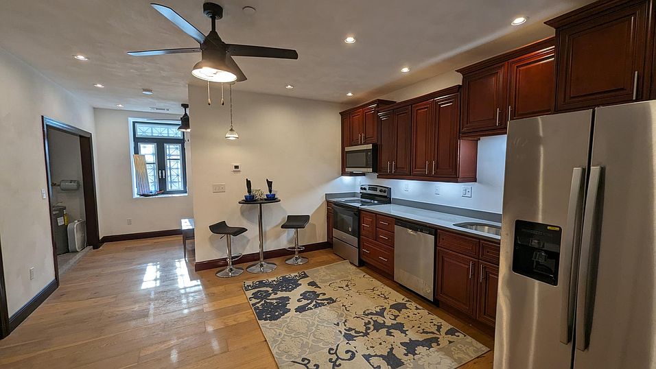 B on Lindell - 3681 Lindell Blvd Saint Louis MO (55 units available ...