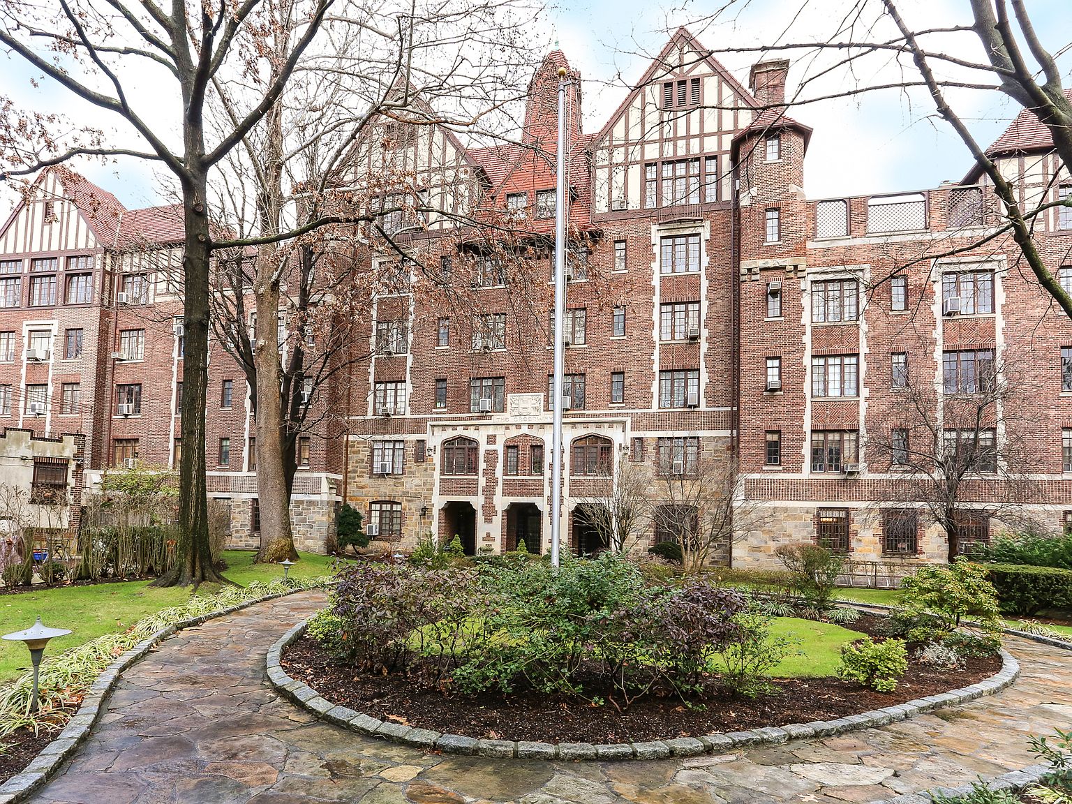10 Holder Pl #2J, Forest Hills, NY 11375 | Zillow