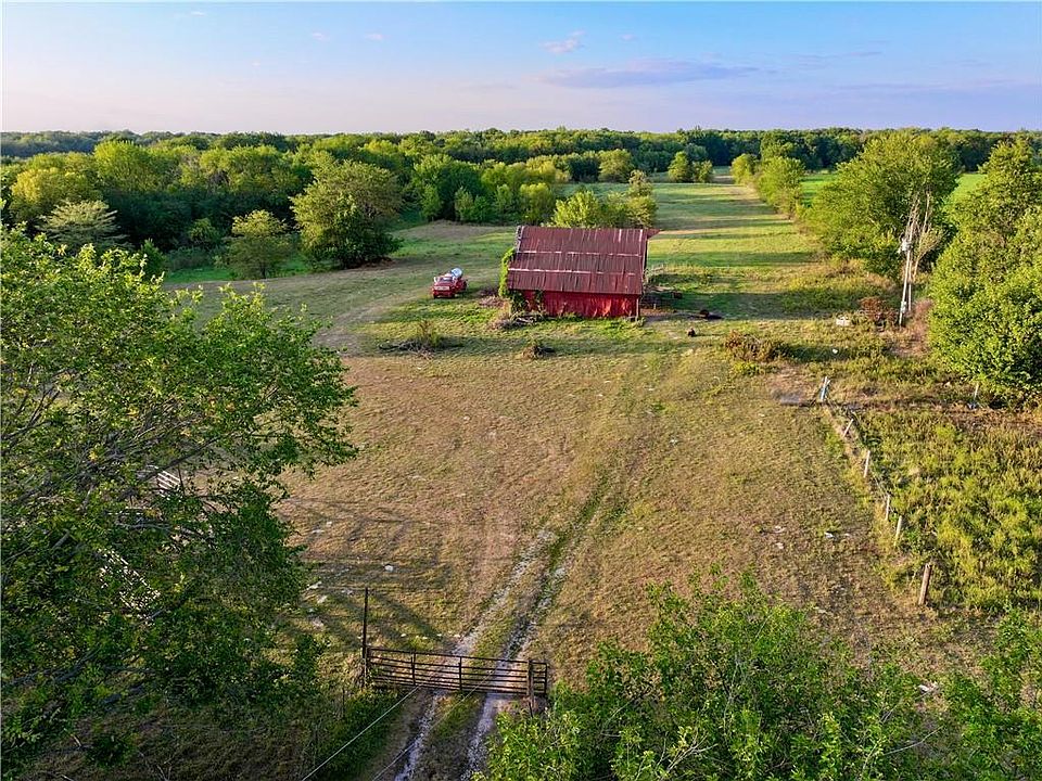 10533 SE Y Hwy, Knob Noster, MO 65336 | Zillow
