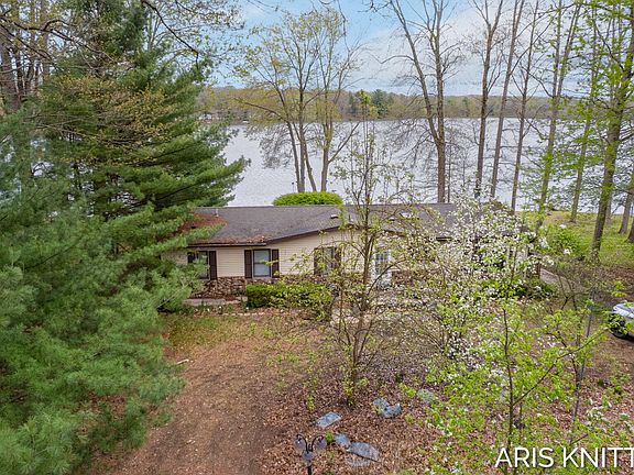 1011 55th St, Pullman, MI 49450 | MLS #24025467 | Zillow