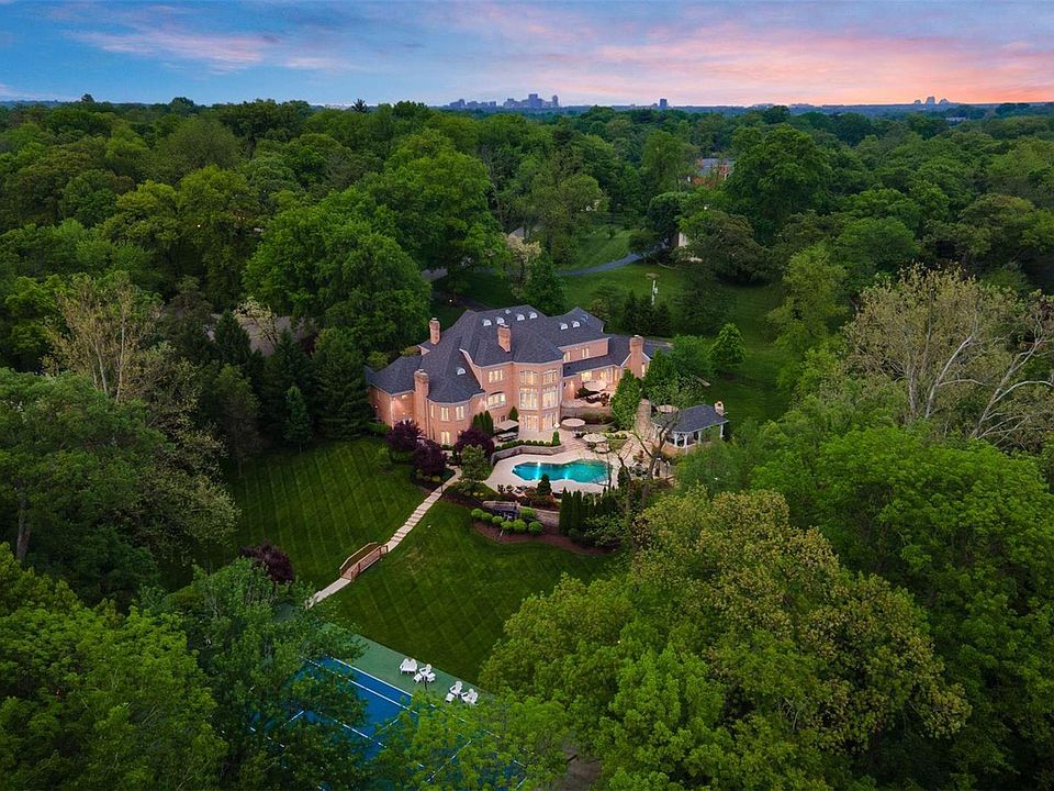 5 Huntleigh Wood, Saint Louis, MO 63131 | Zillow