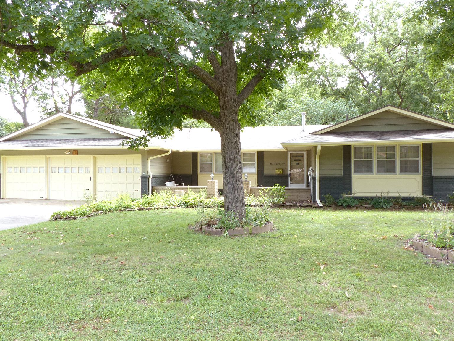 1134 S Cedarbrook Ave, Springfield, MO 65804 | Zillow