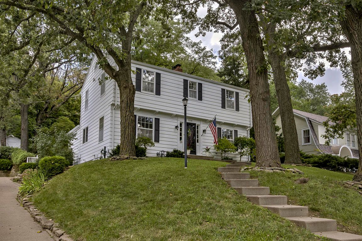 1239 Crescent Dr, Council Bluffs, IA 51503 | Zillow