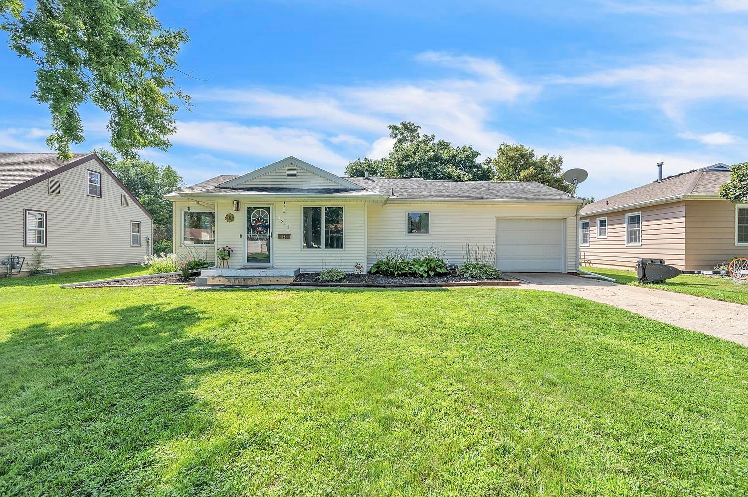 1645 Maplecrest Dr, Estherville, IA 51334 | Zillow