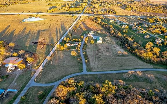 2 E Lake Miola Dr, Paola, KS 66071 | MLS #2351671 | Zillow