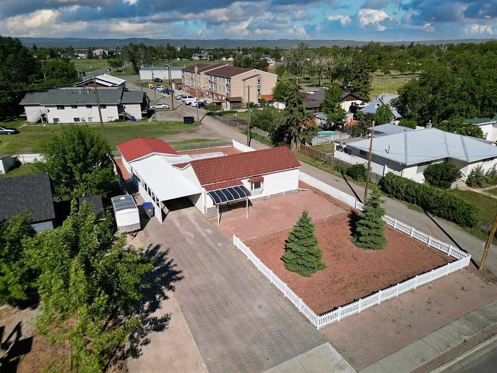 4413 E 3rd St W, Claresholm, AB T0L 0T0 | MLS #A2141731 | Zillow