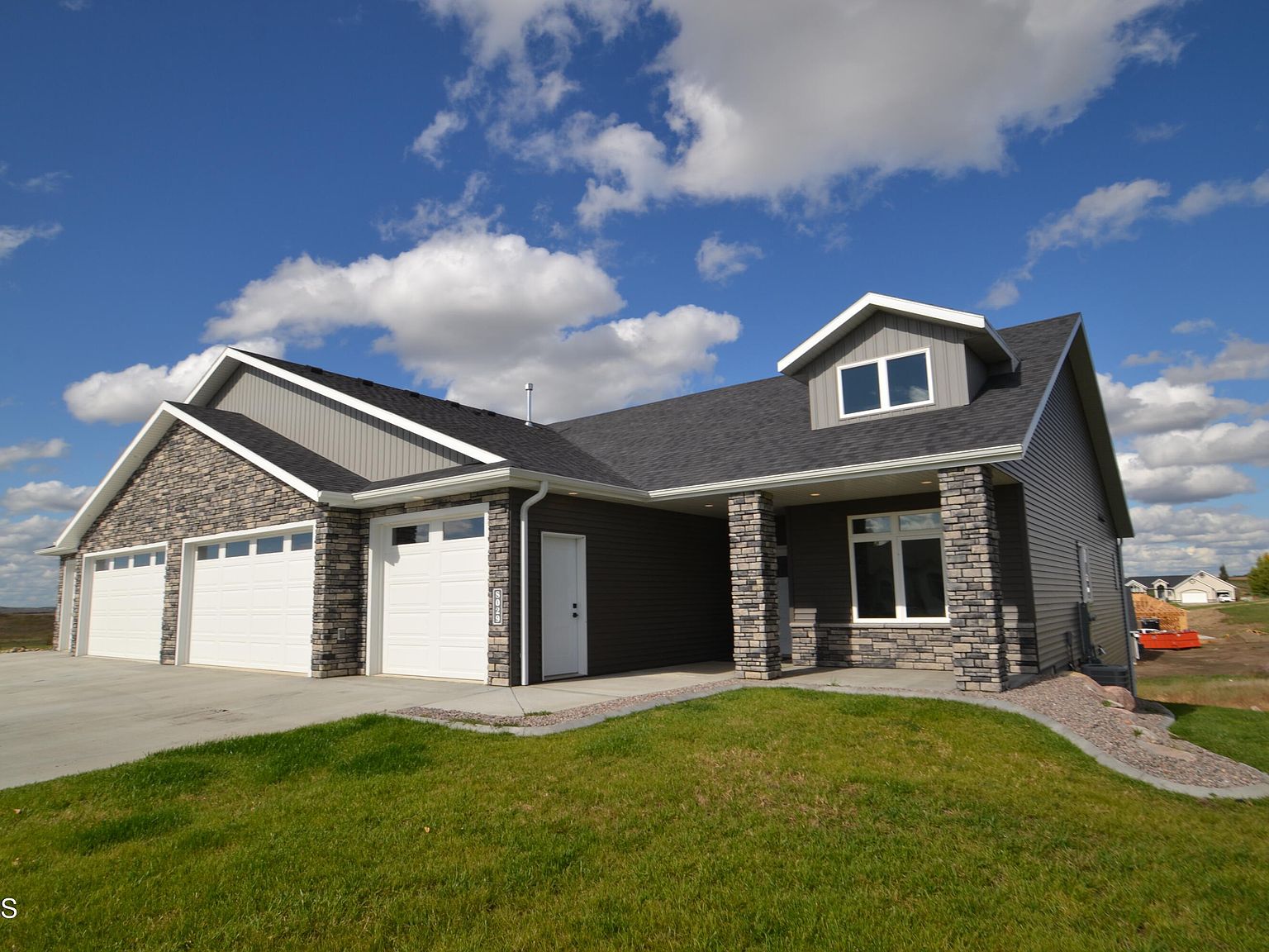 8029 Hawktree Dr, Bismarck, ND 58503 | MLS #4013037 | Zillow