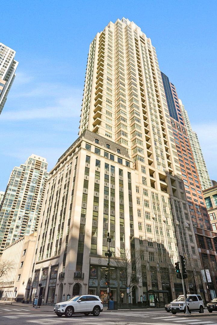 118 E Erie St UNIT 31F, Chicago, IL 60611 | MLS #12321043 | Zillow