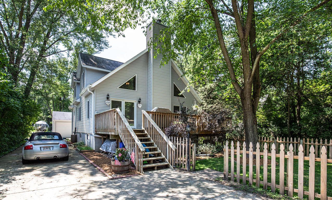 W377S5111 W Pretty Lake Rd, Dousman, WI 53118 | Zillow