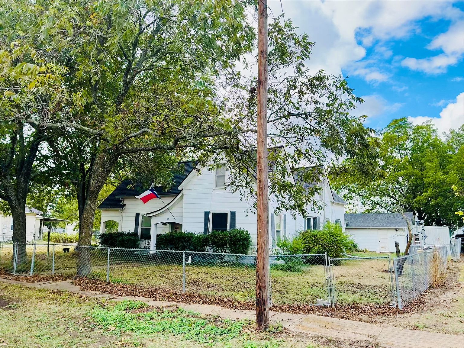 105 2nd St, Windom, TX 75492 | MLS #20738869 | Zillow
